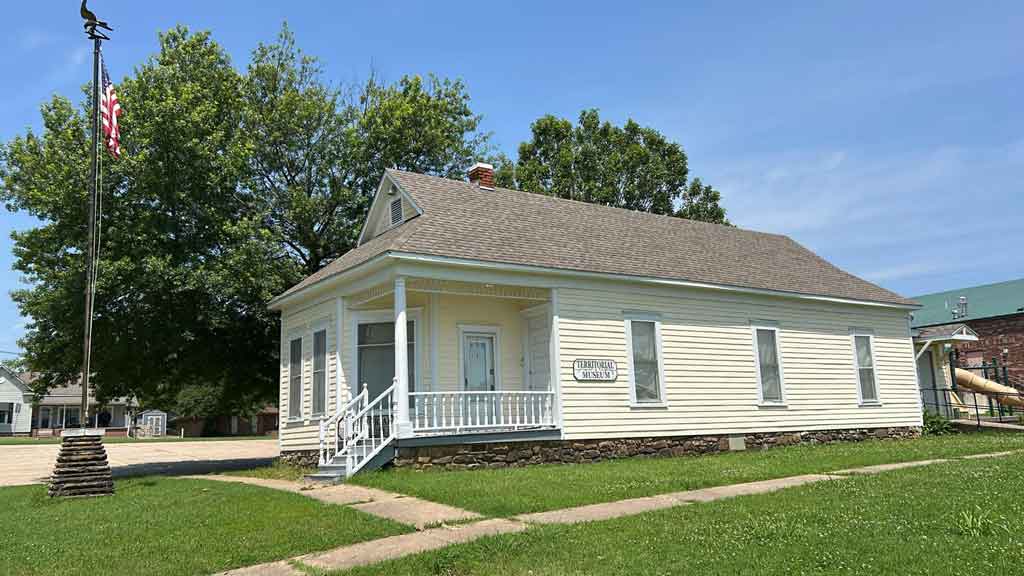 HENRYETTA MUSEUM LOOKS FORWARD